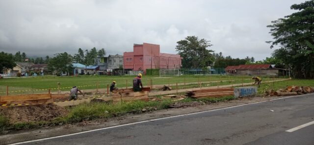Tribun Mini Lapangan Sepakbola Sri Srindit Mulai Dibangun ...